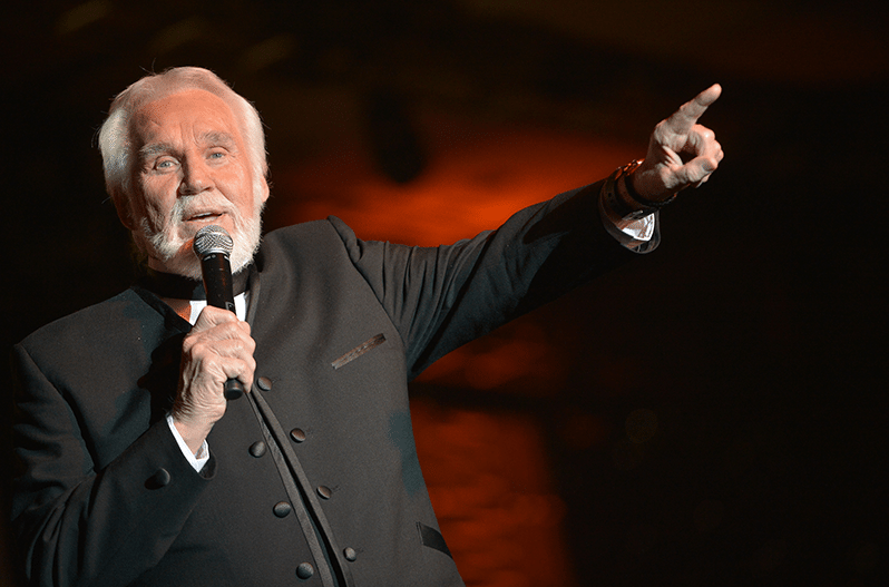 9 Country Singers with August Birthdays