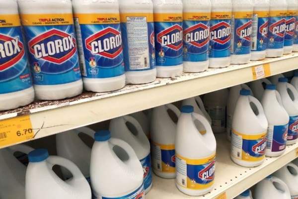 The Major Difference Between Splash-Less Bleach & Regular Bleach