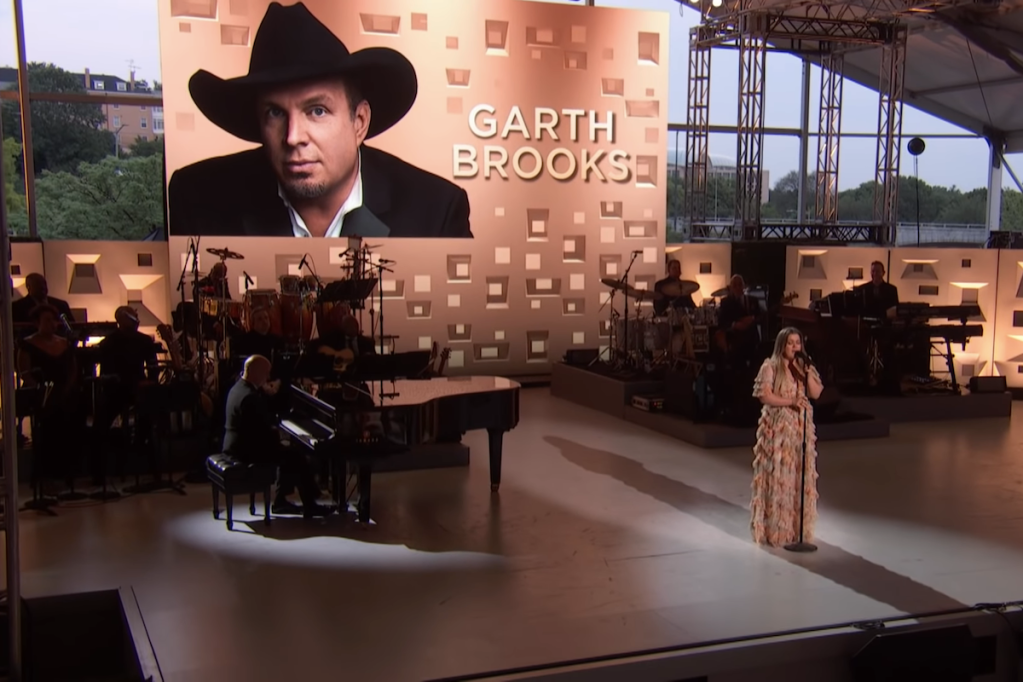 Kelly Clarkson Performs 'The Dance' For Garth Brooks at the 2021 ...