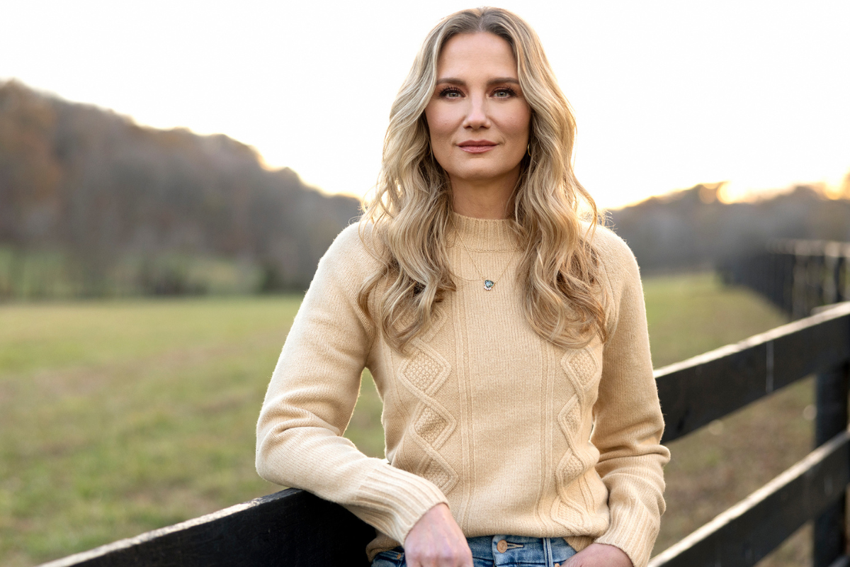 Jennifer Nettles Honored Late Father With Merle Haggard Cover