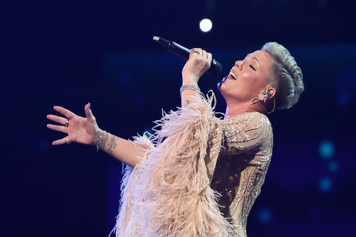 See Pink's American Music Awards Olivia Newton-John Tribute