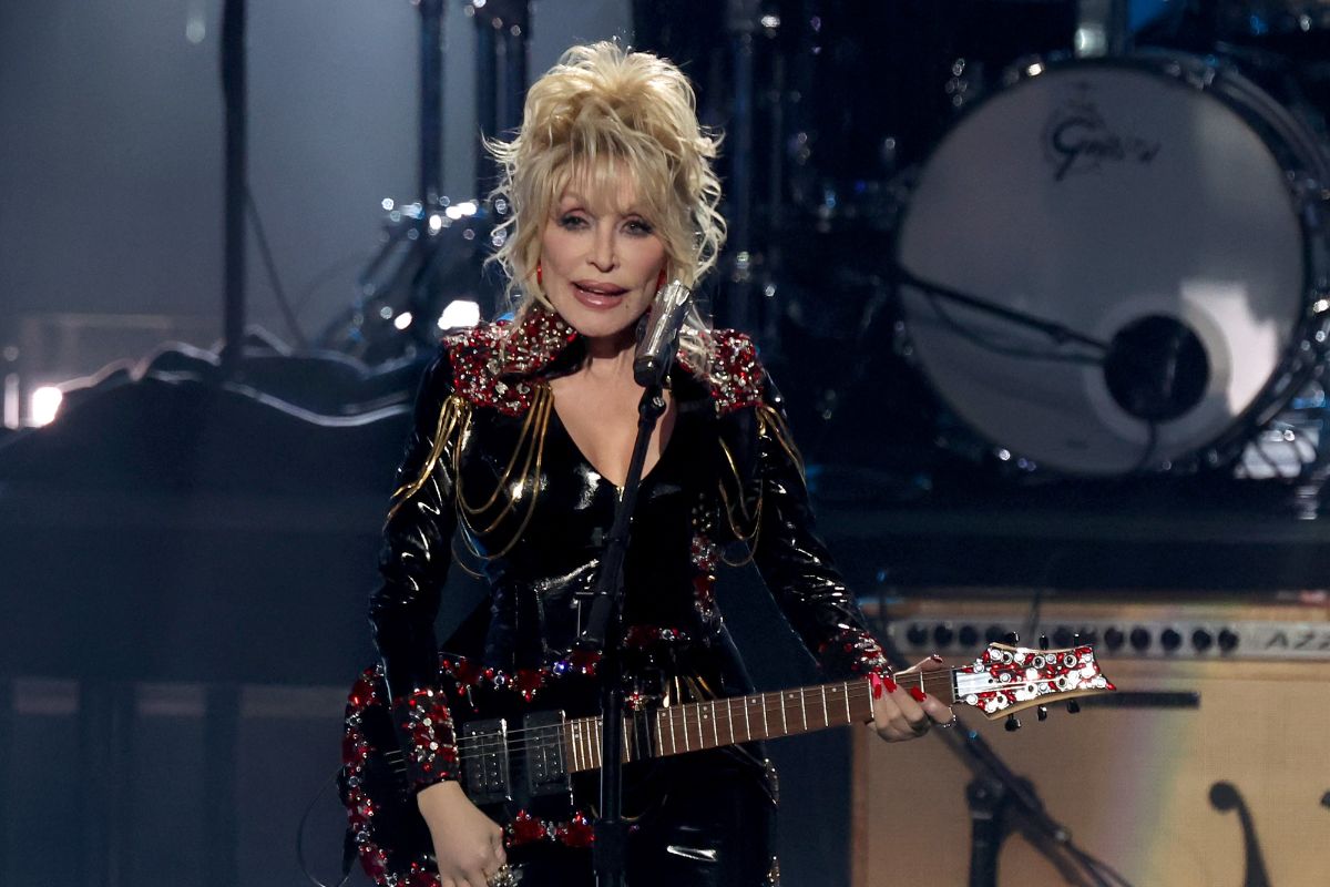 Dolly Parton to Unveil Rock Single 'World on Fire' at ACM Awards