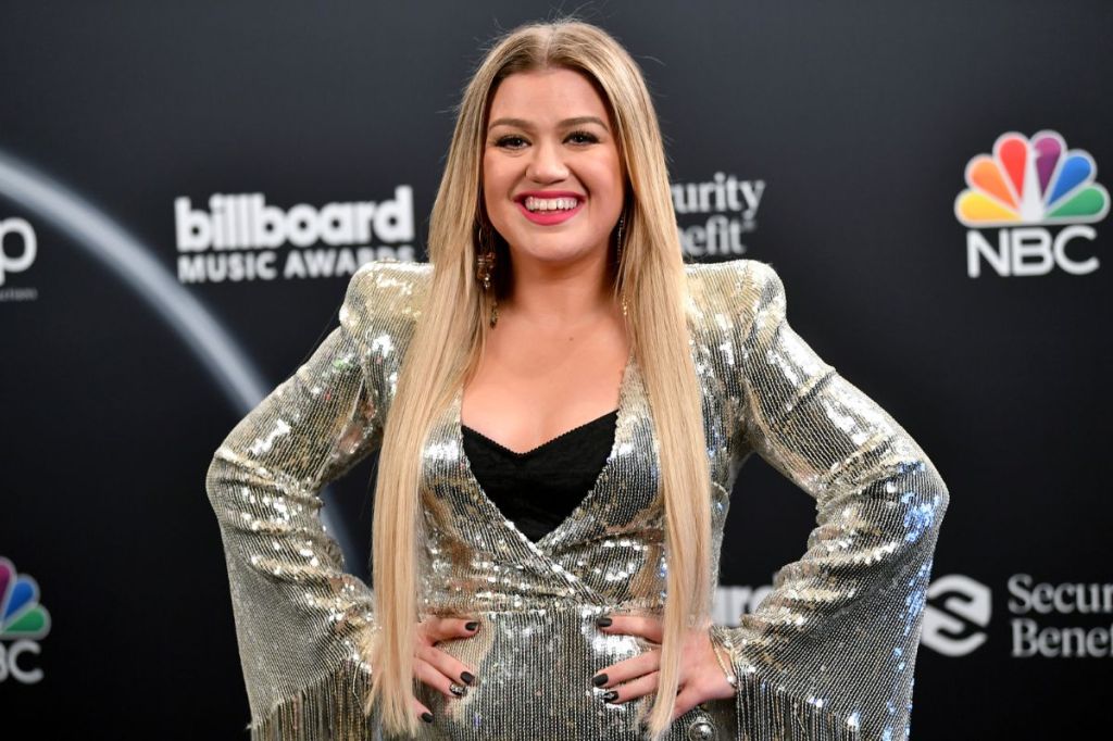 Kelly Clarkson Stuns NFL Show In Dallas Cowboys-Themed Gown
