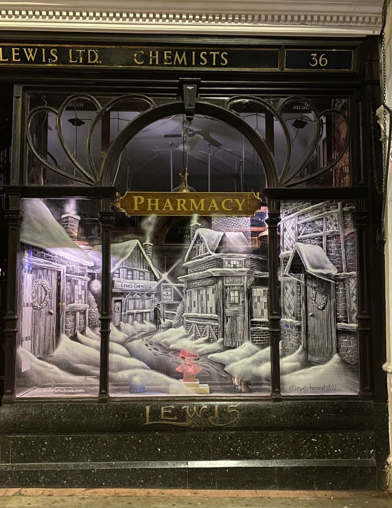 How to Decorate Windows With Snow Spray, According to a Pro