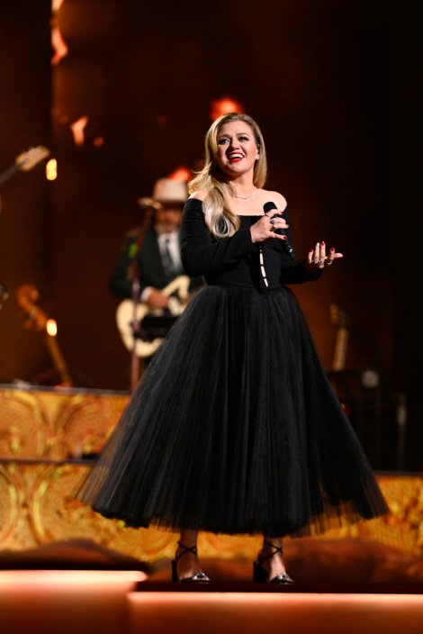 Kelly Clarkson Wore the Ultimate Holiday Gown at the Opry
