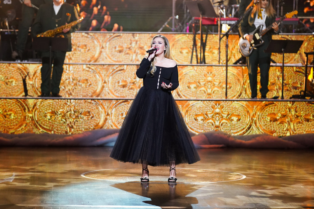 Kelly Clarkson Wore the Ultimate Holiday Gown at the Opry