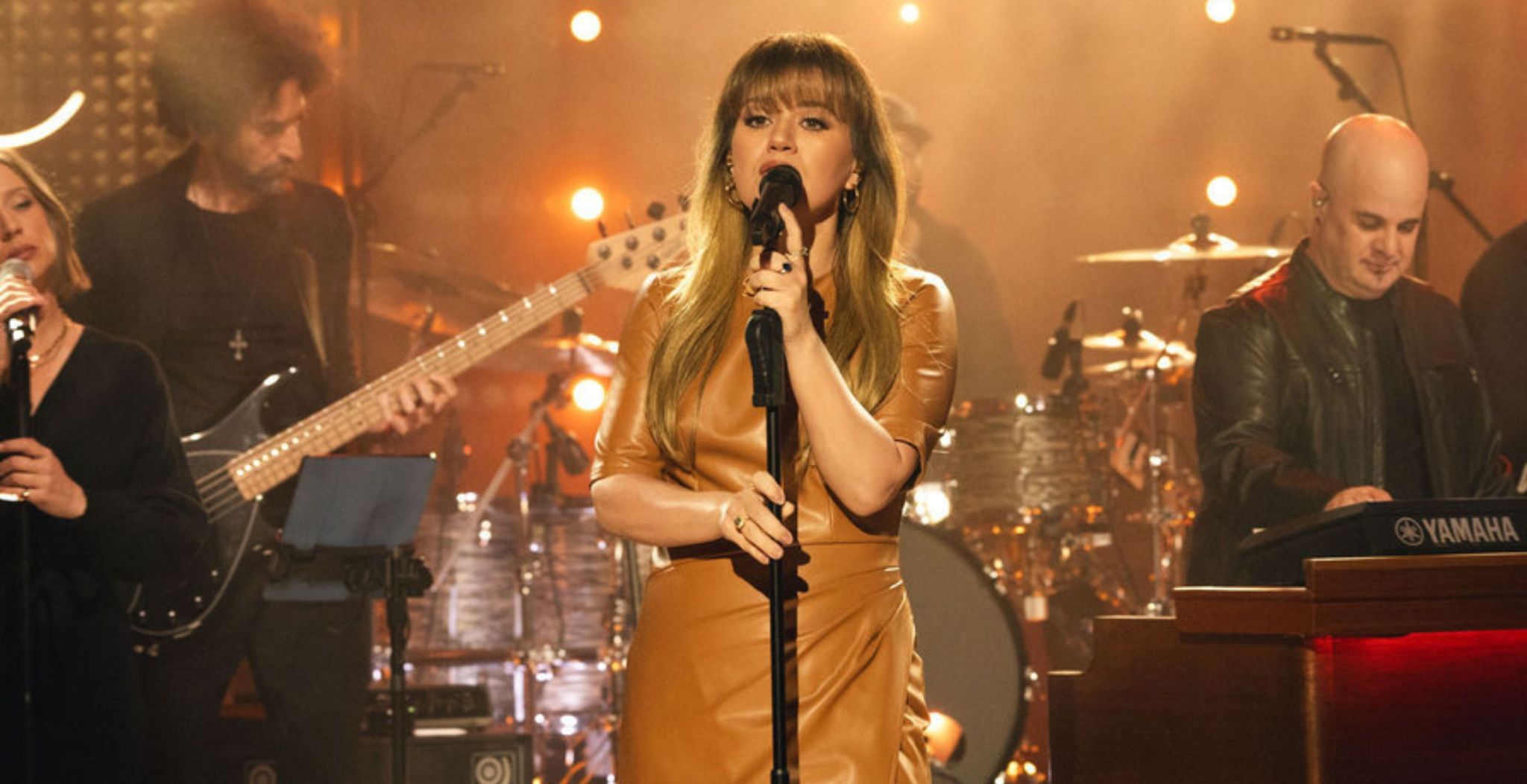 Kelly Clarkson Sings '90s George Strait Cover