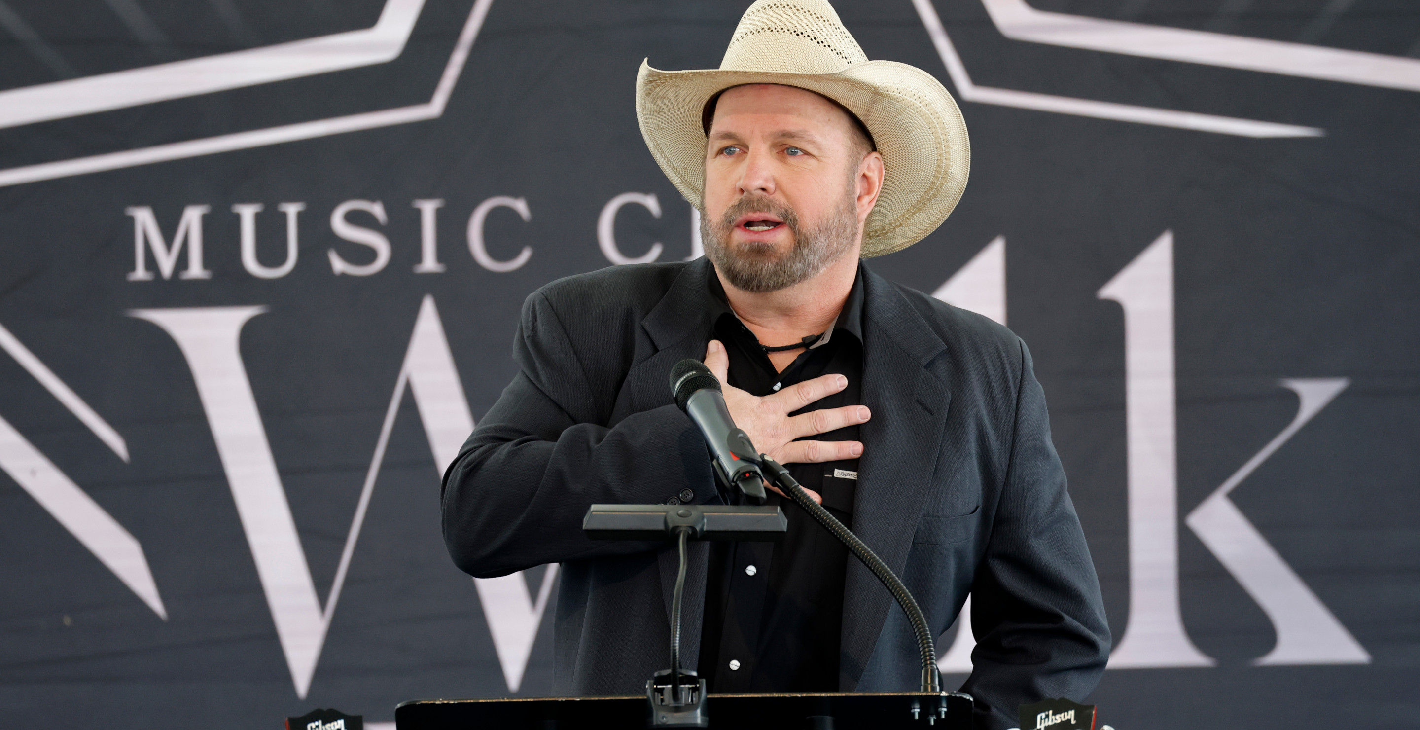 Garth Brooks Refuses To Sign Autographs After His Shows Anymore — Here ...