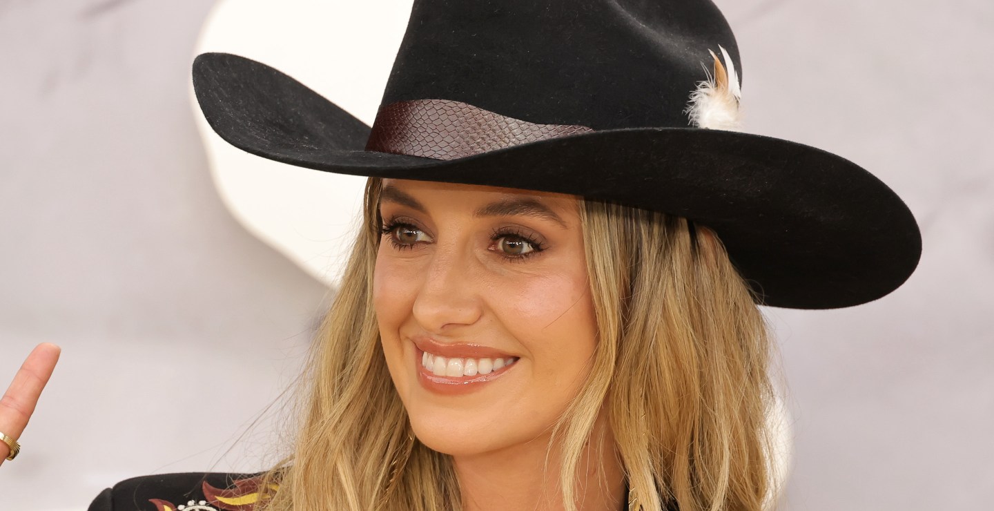 Lainey Wilson Suffers Wardrobe Malfunction On Stage - Wide Open Country