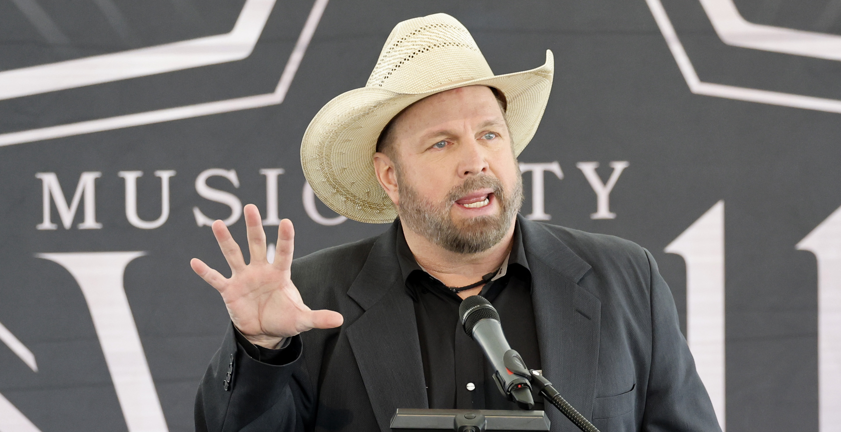Garth Brooks Publicly Names His Accuser, Prepares For Sexual Assault ...