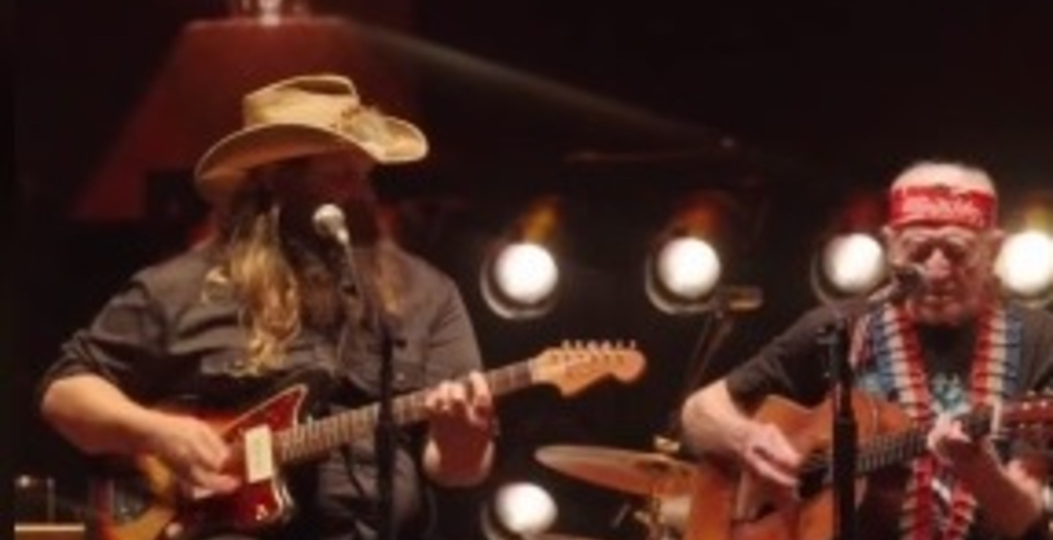 Watch Willie Nelson Surprise Fans At Chris Stapleton Concert - Wide ...