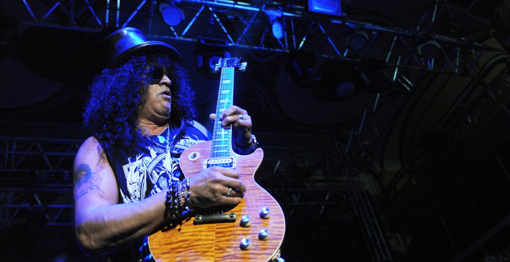 Slash Gets Roasted For Less Than Stellar Acoustic Guitar Solo - Wide ...