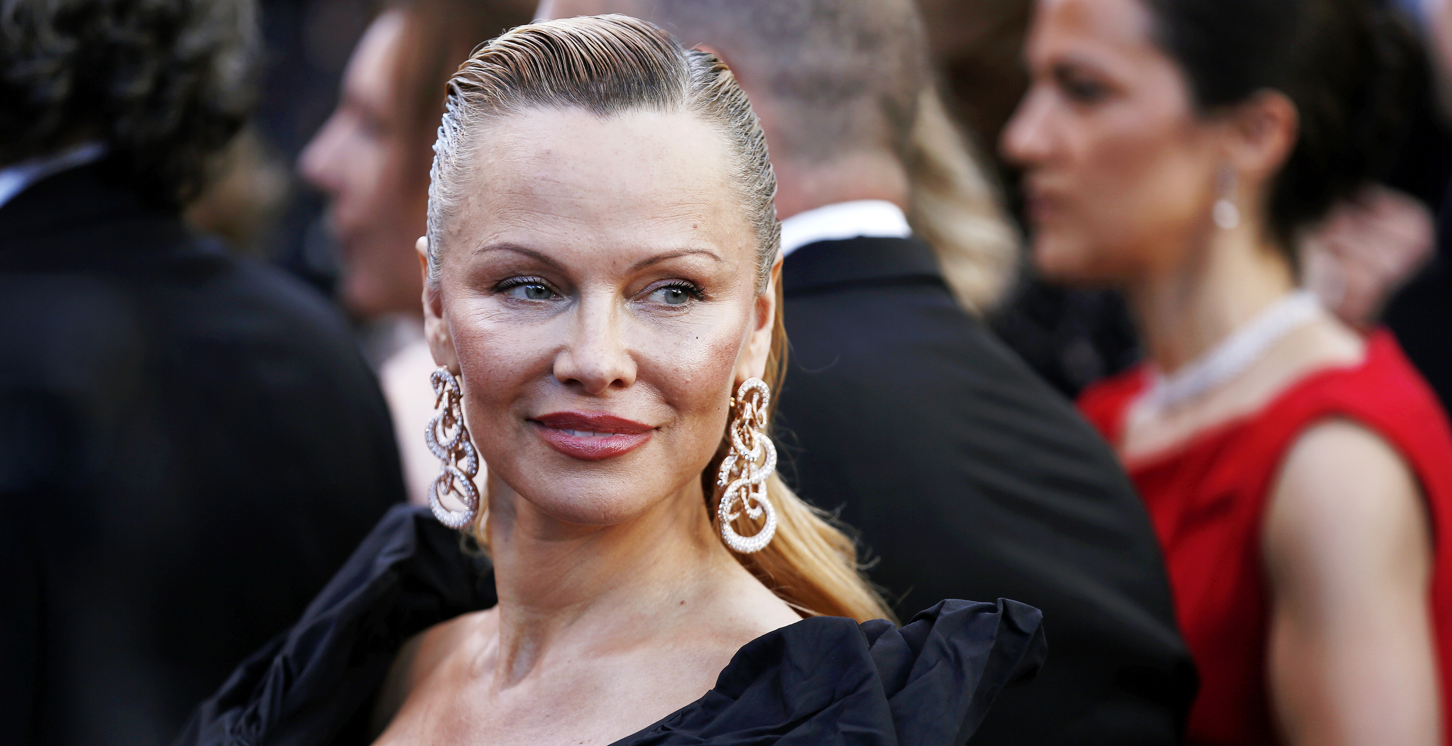Pamela Anderson Attacked By Man Who Mistook Her As One Of The Dixie ...