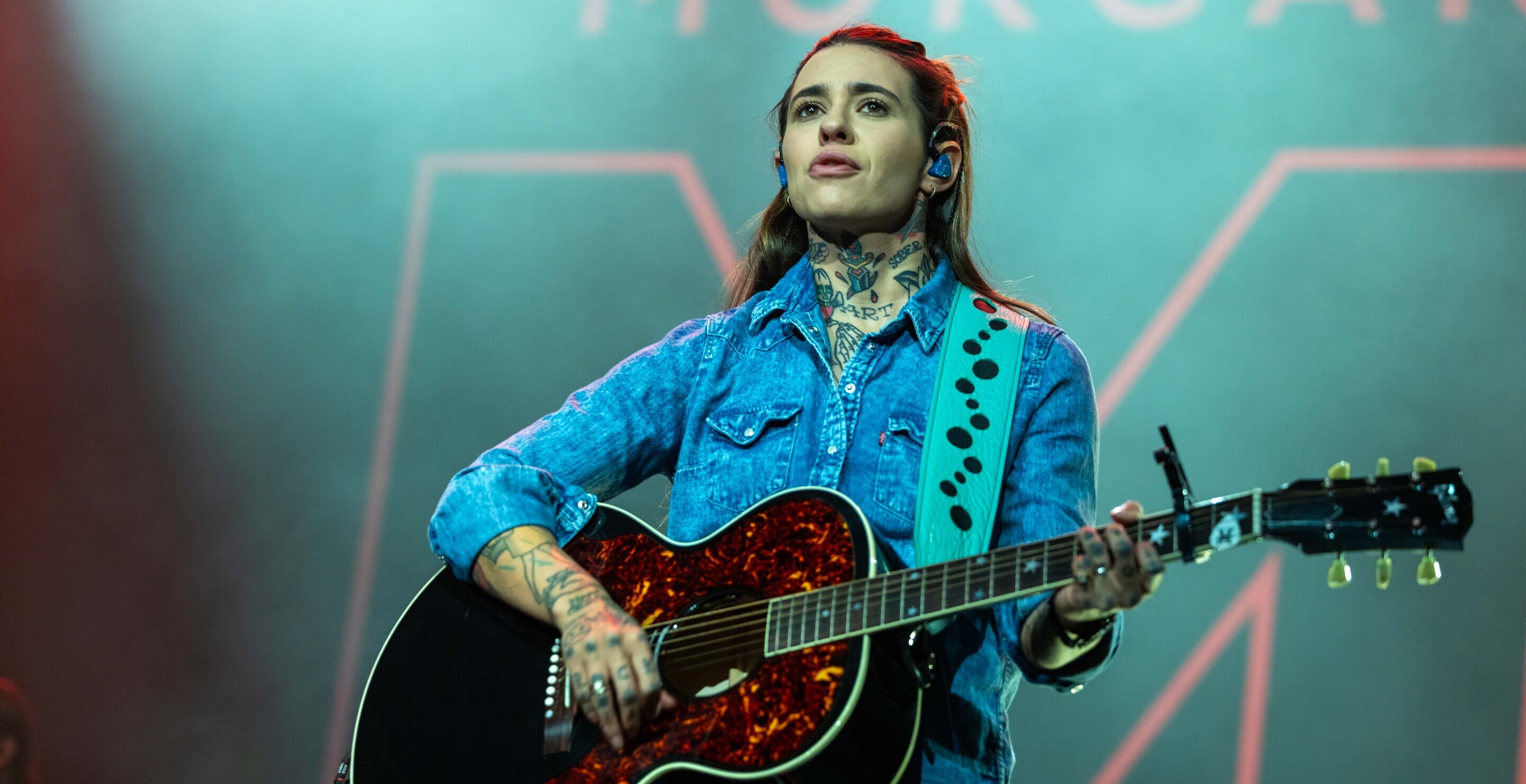 Morgan Wade Leads Crowd In Prayer For Teddi Mellencamp In Powerful But ...