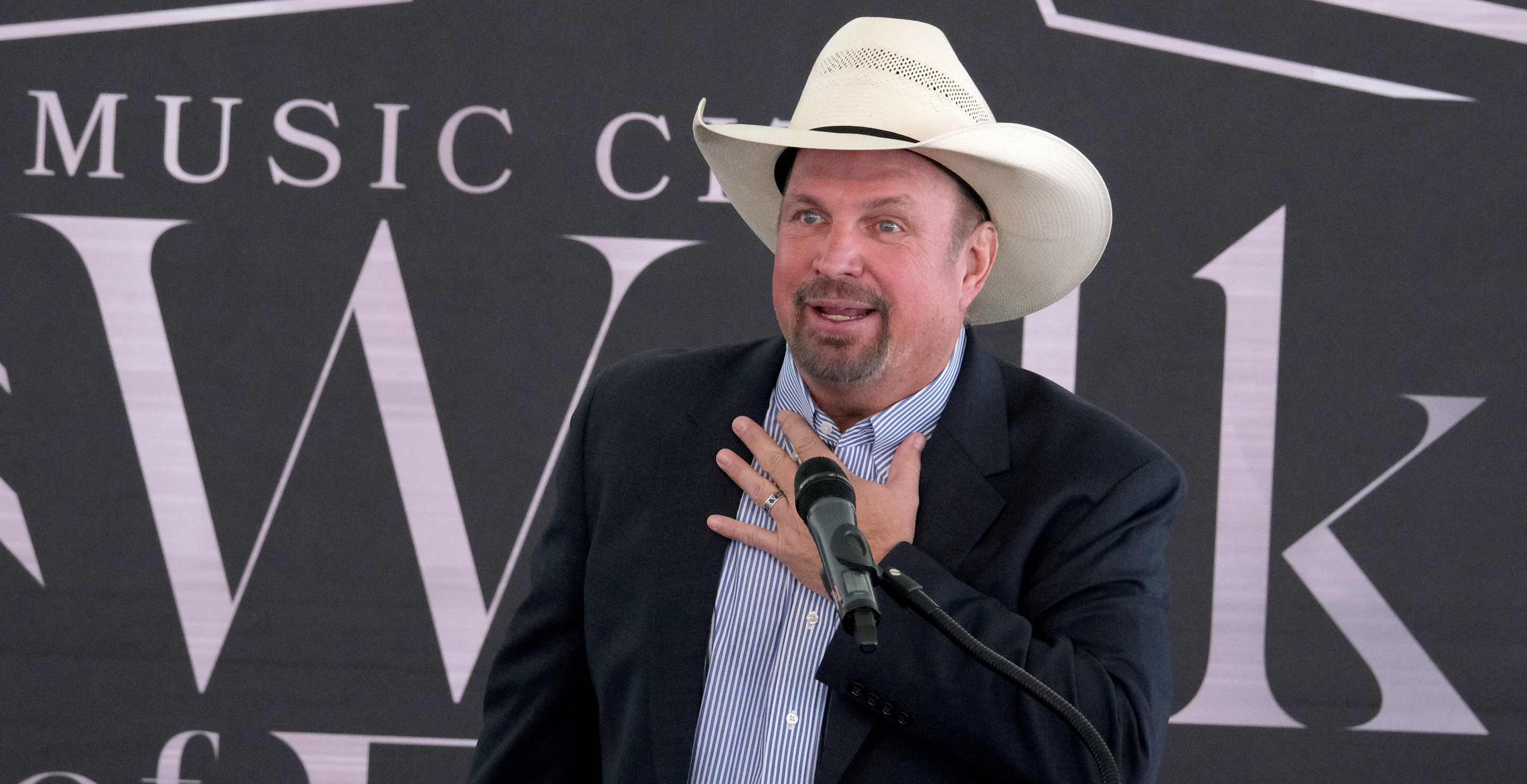 'Opry 100' Viewers Blast Garth Brooks For Trying And Failing To Imitate ...