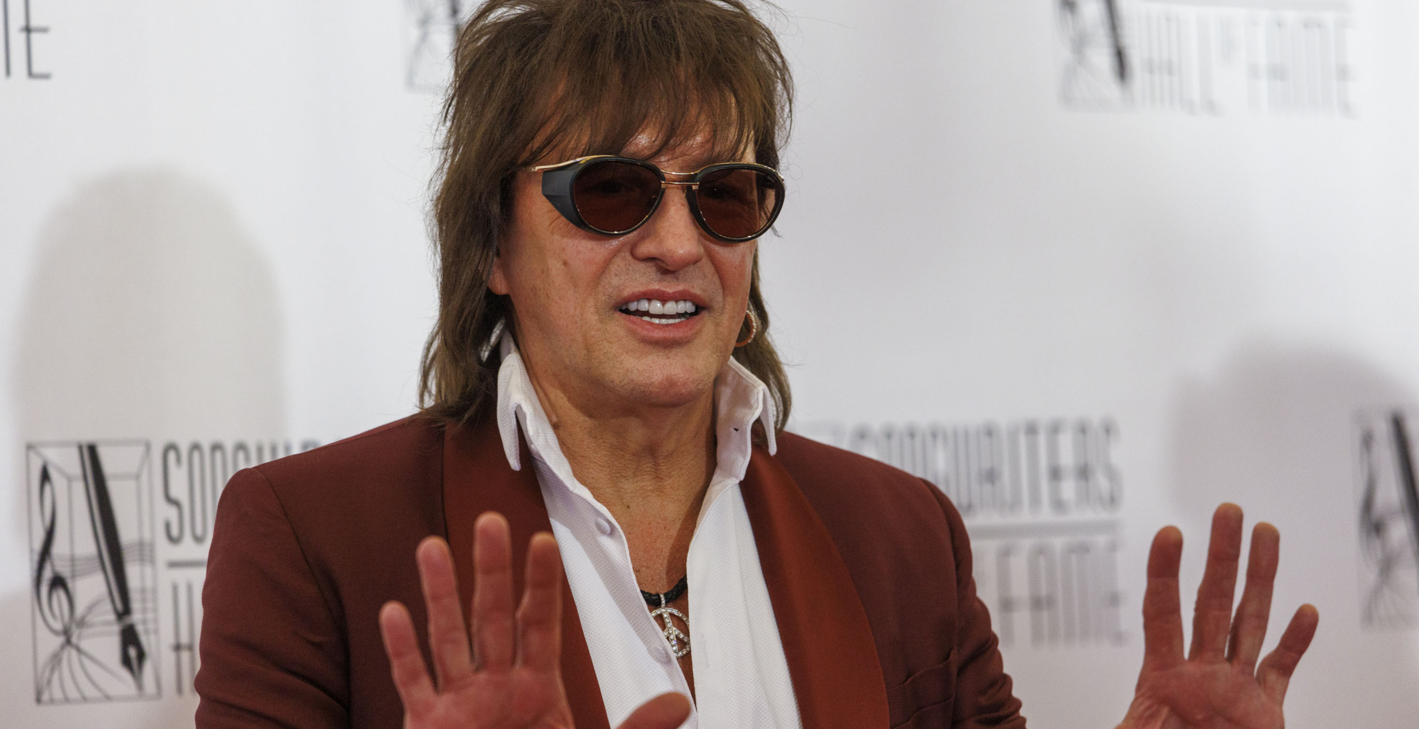 Rock Star Rocks Out Despite Breaking Hand While Playing Touch Football ...