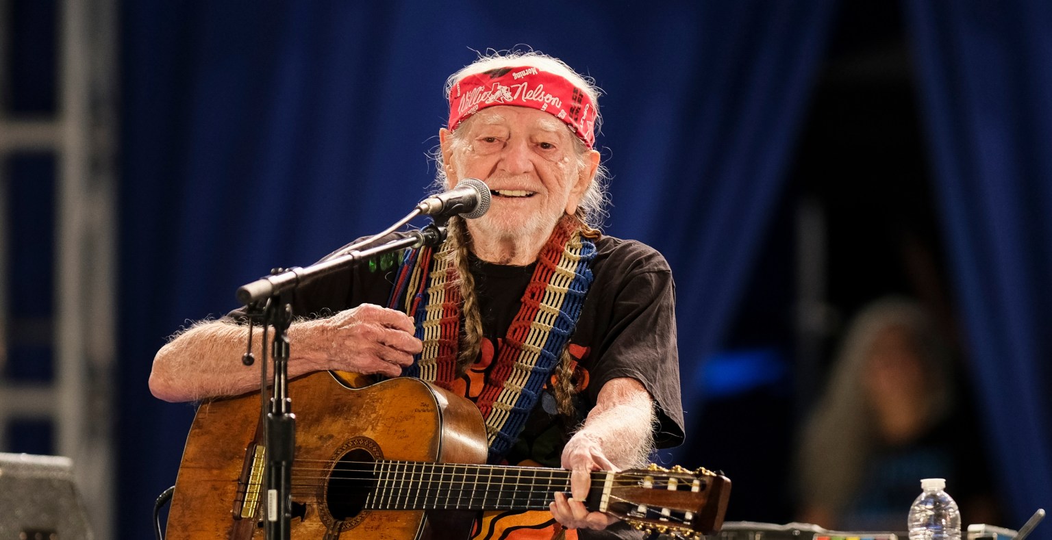 Willie Nelson Reveals the Secret That’s “Keeping Him Alive” at 92 ...
