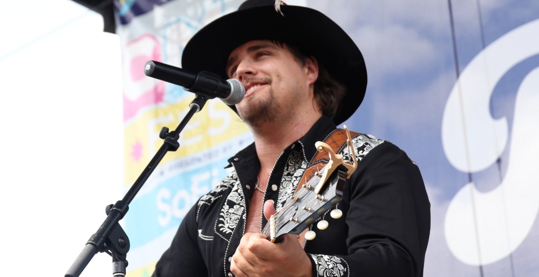 Country Singer Stops His Festival Set To Keep His Dad From Getting ...