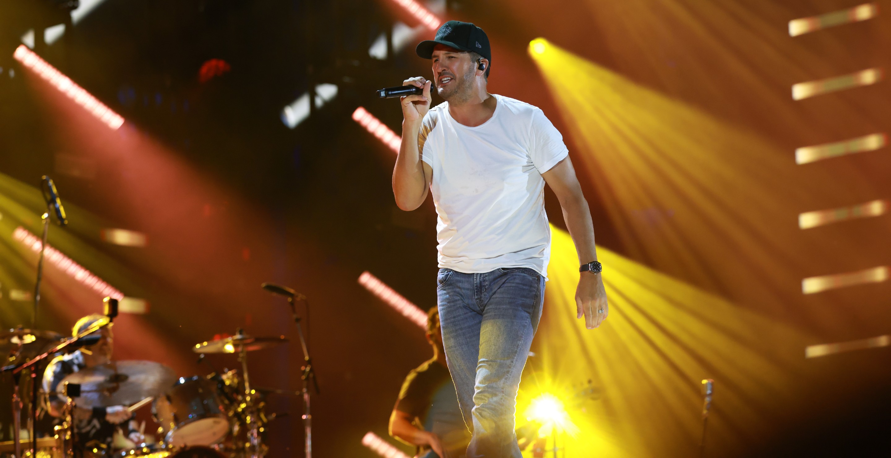 Luke Bryan Calls Out Coldplay Incident at Show: “Who’s Here With Their ...