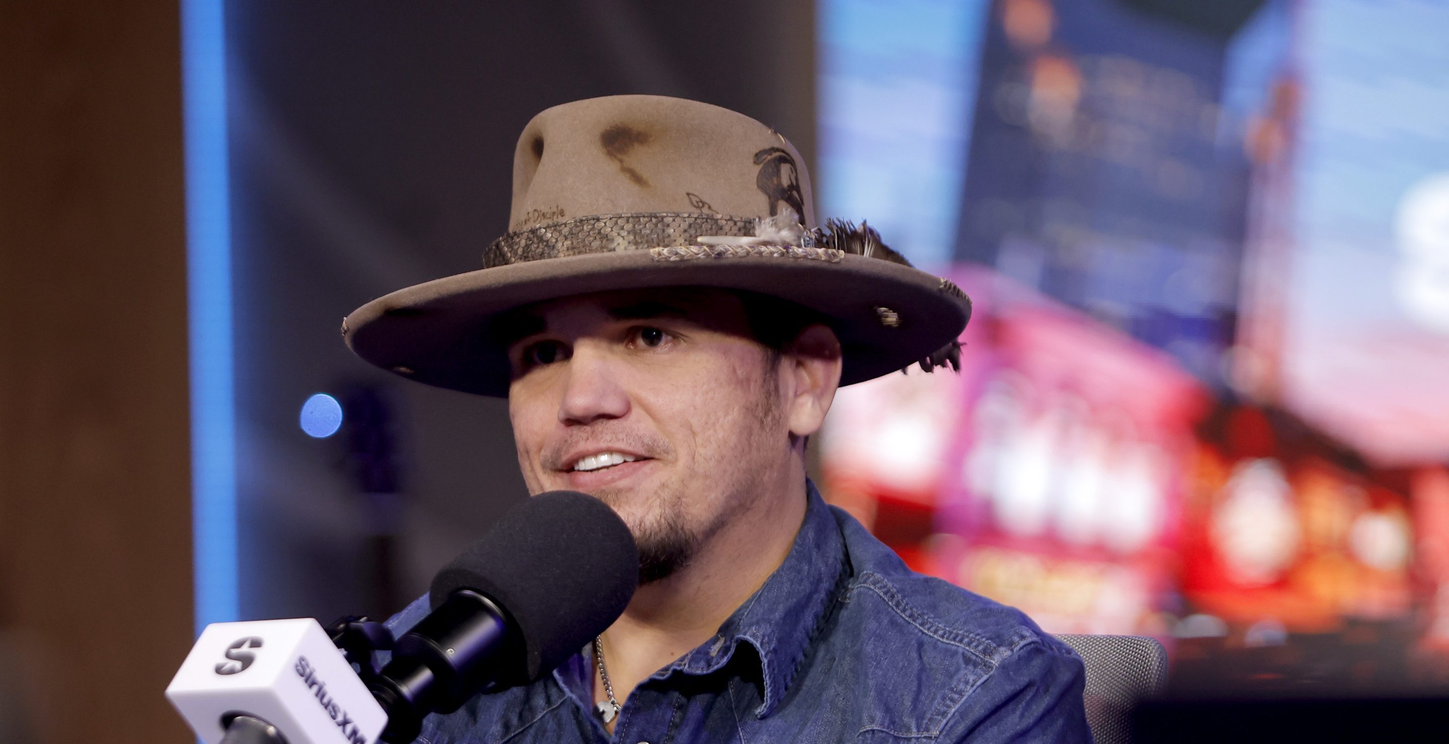 Country Singer Escorted off Stage by Police for Being Drunk at His Own ...