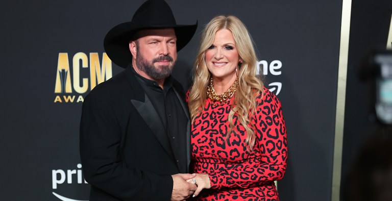 Garth Brooks Gives the Weirdest Christmas Gifts, Take It From Trisha ...