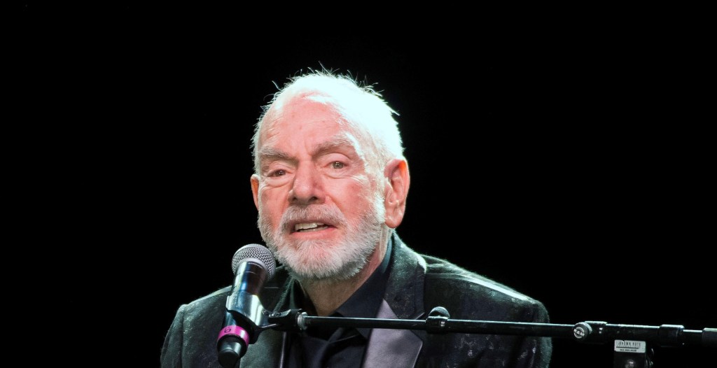 Country Music Star Pays Tribute to Neil Diamond at Gala Event: "I'm a ...