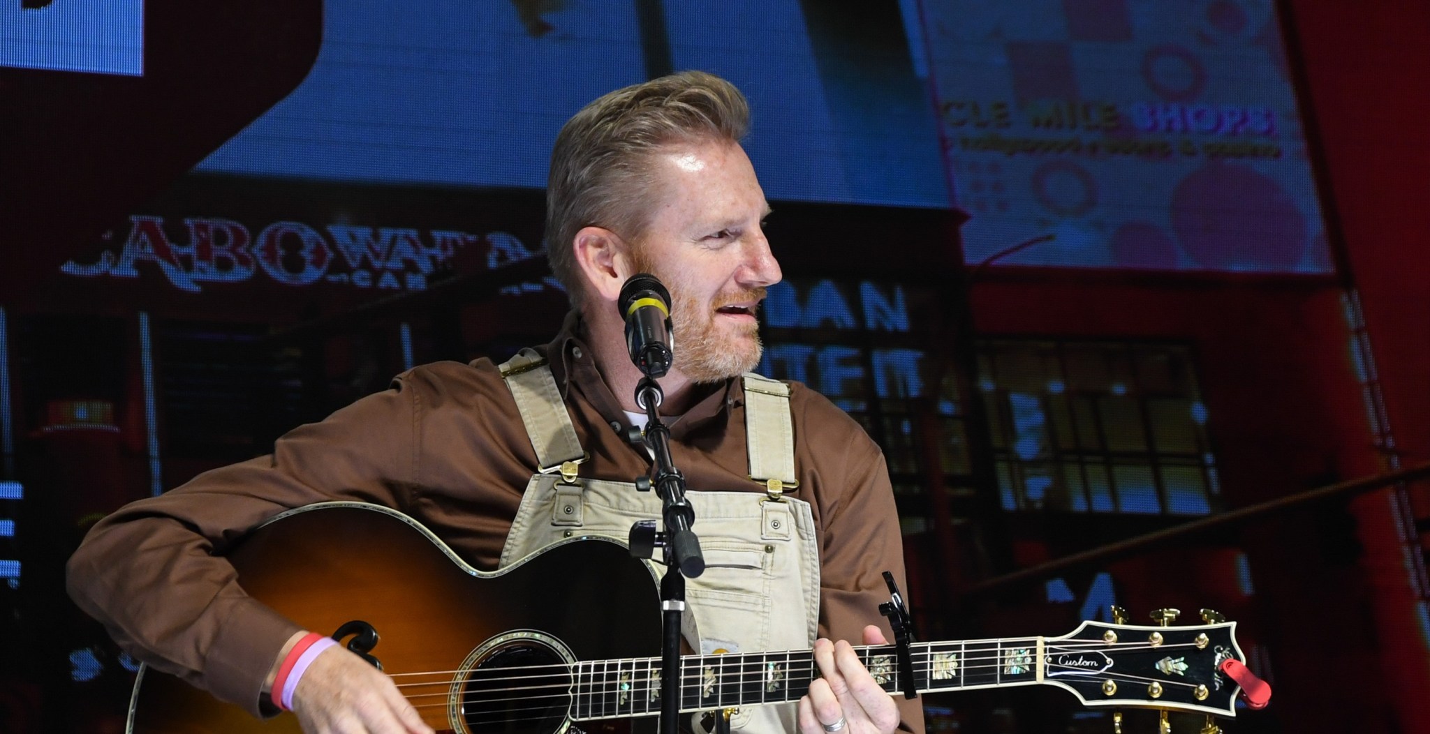 Country Music Artist Rory Feek and His Loved Ones Enjoy an Old ...