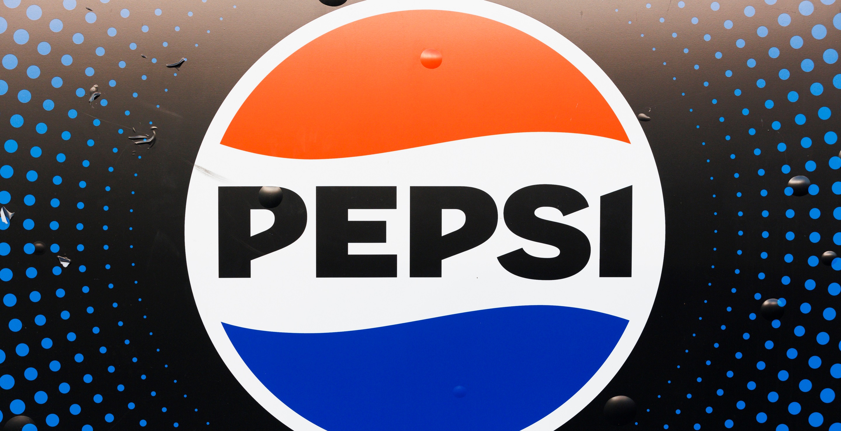 Pepsi Creates Cheeky Take on Coldplay Kiss Cam Couple for Super Bowl Ad ...