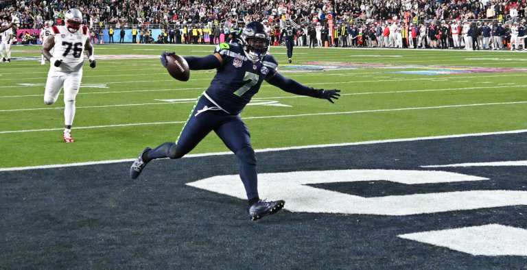 Super Bowl Streaker Hit With Multiple Charges After Storming the Field ...