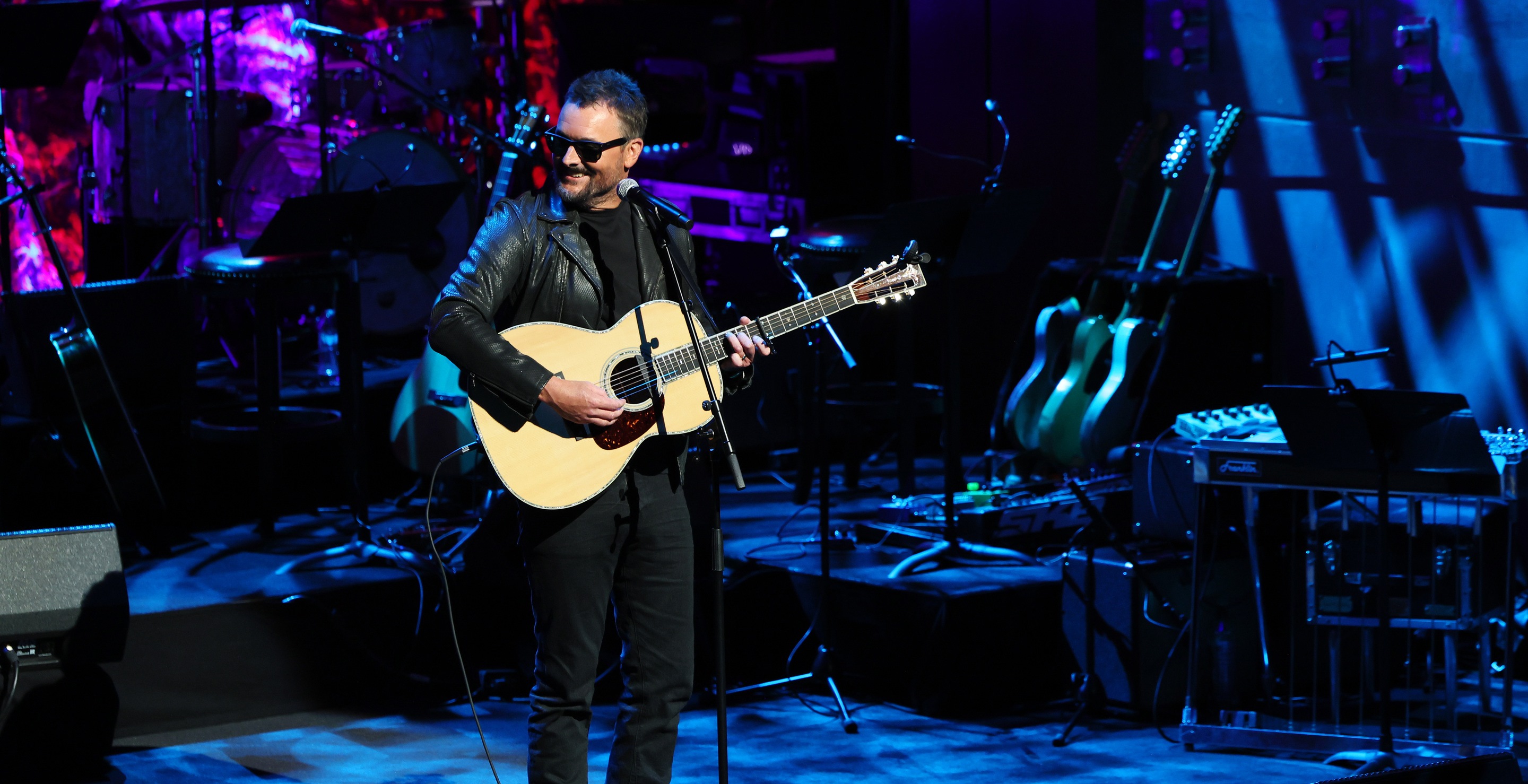 Country Music Star Gives Commencement Address Using His Guitar To Make ...
