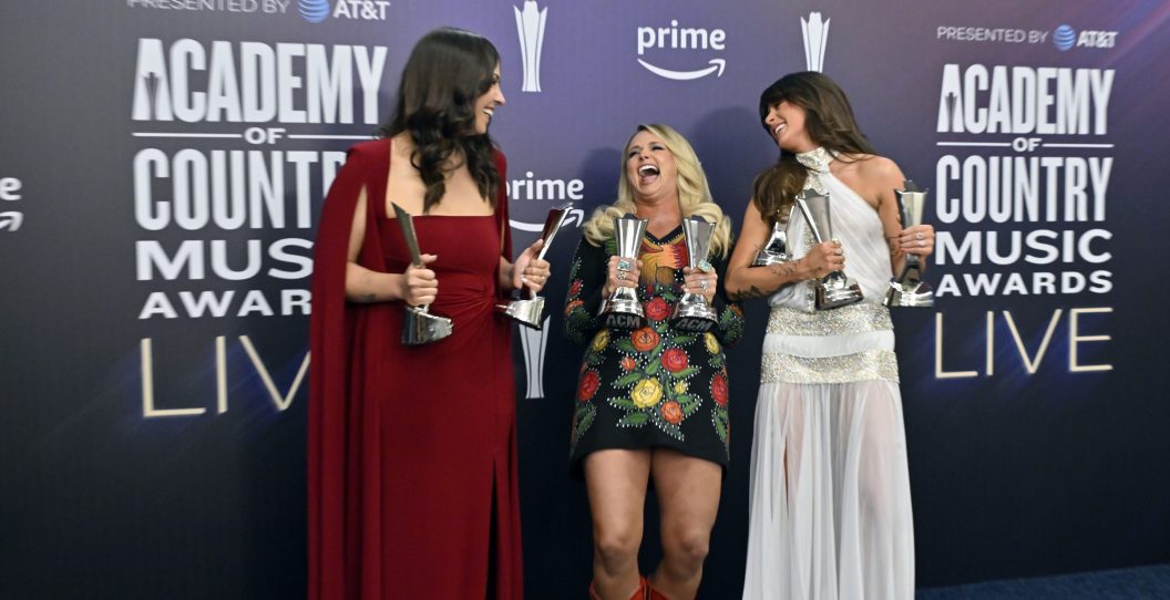 Miranda Lambert Jamming Out to Gwen Stefani Has Internet Freaking Out ...
