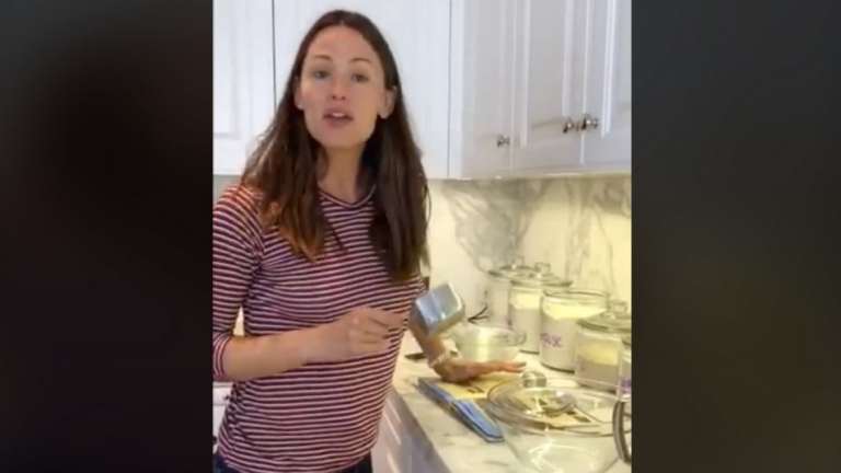 Jennifer Garner's 'Pretend Cooking Show' Takes on Ree Drummond